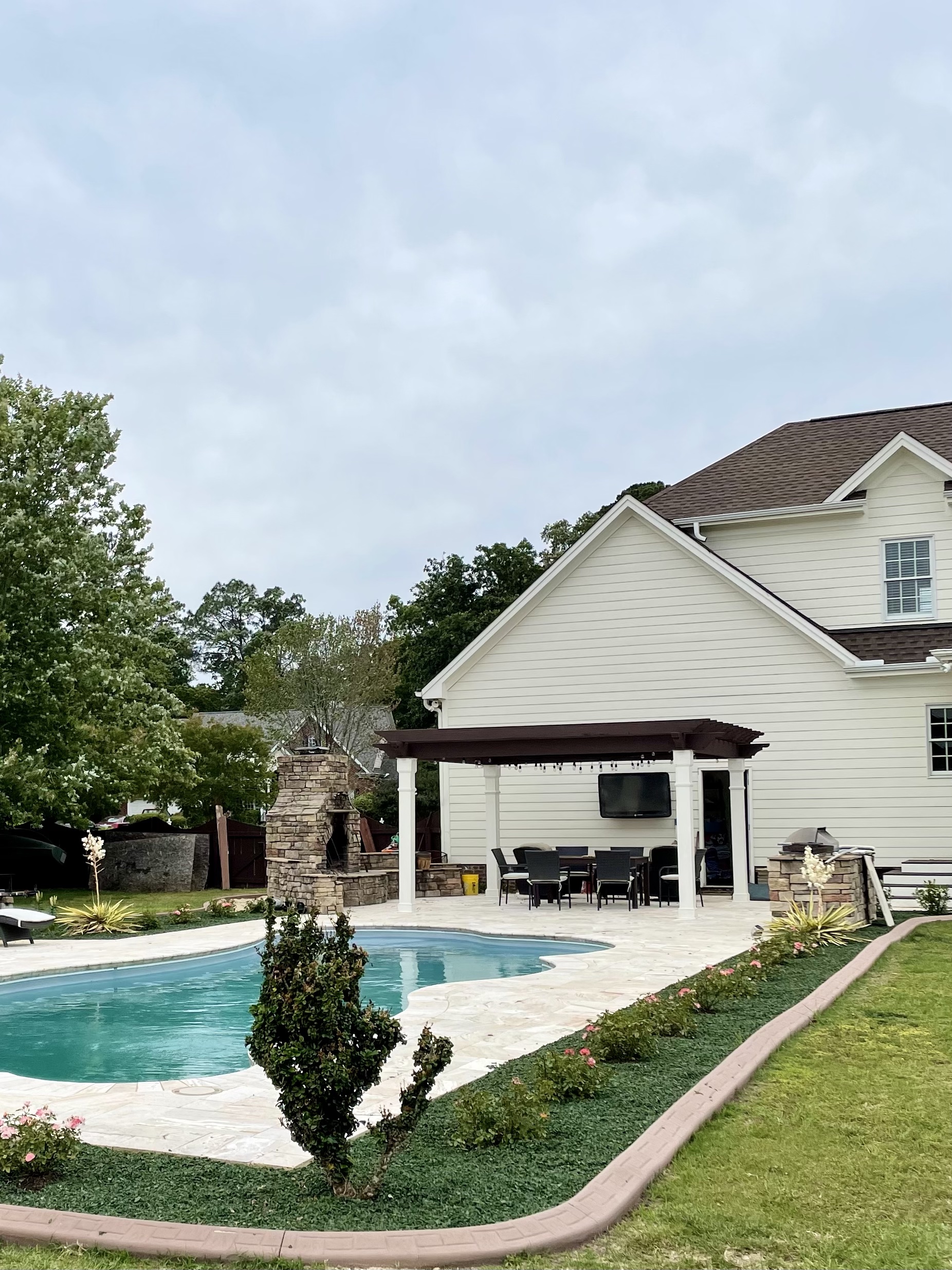 Pool Landscaping | RubberMulchWarehouse.com